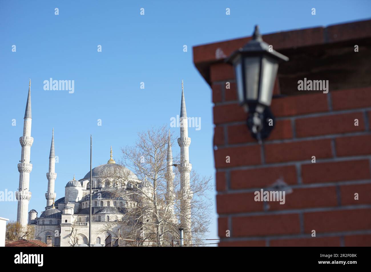 House corner with the blue mosque in the background in Istanbul, Turkey ...