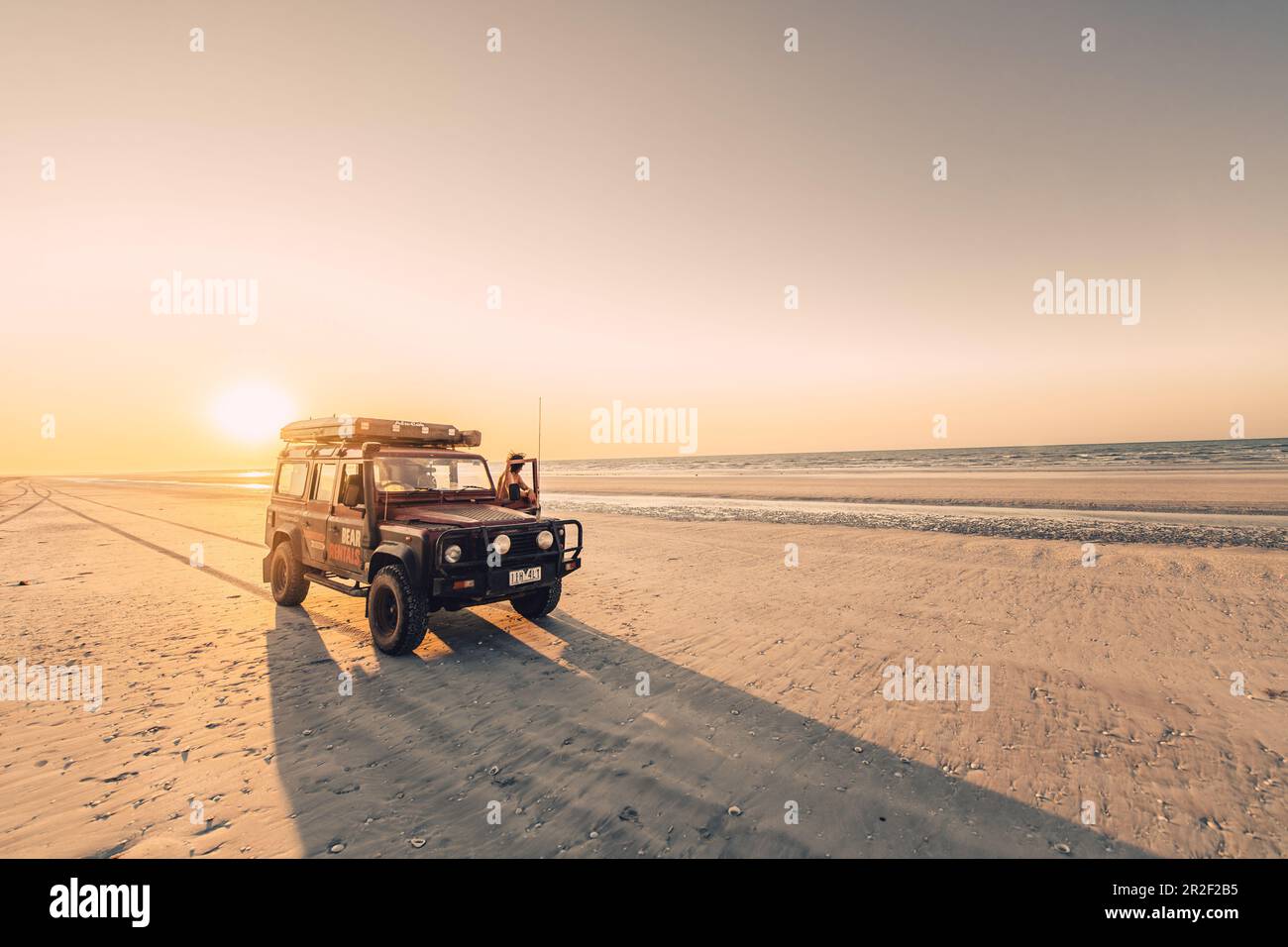 Off-road vehicle on 80 Mile Beach in Western Australia, Australia ...