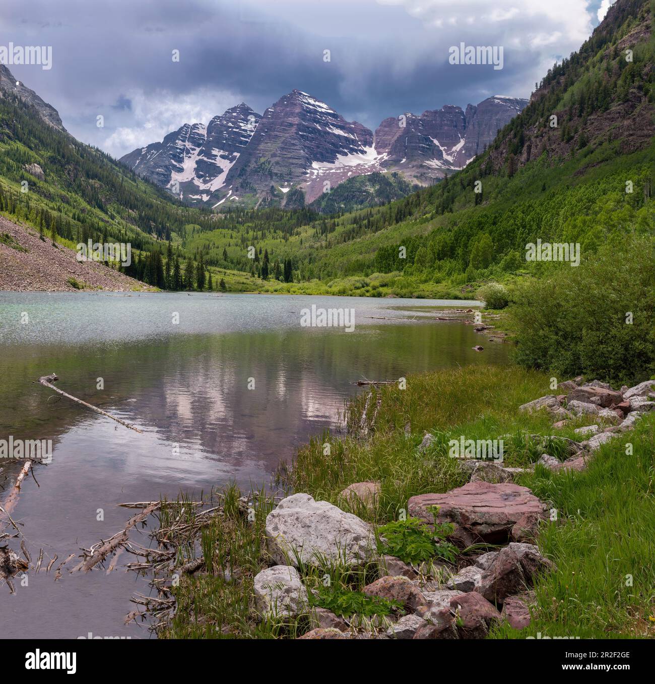The Maroon Bells beautifully reflected in the clear waters of Maroon ...