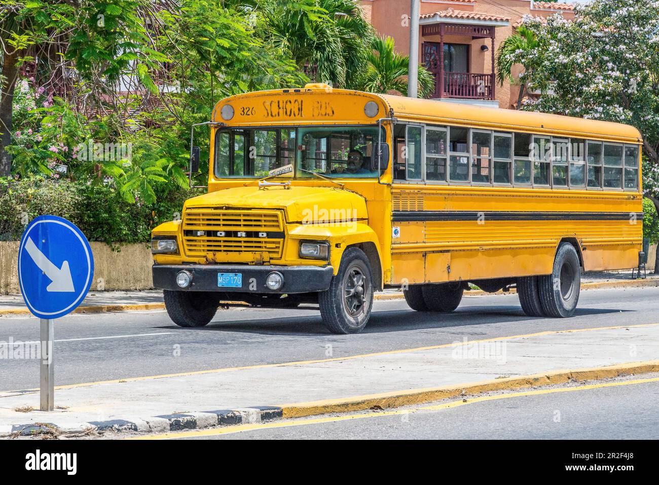 Yellow school bus in cuba hi-res stock photography and images - Alamy