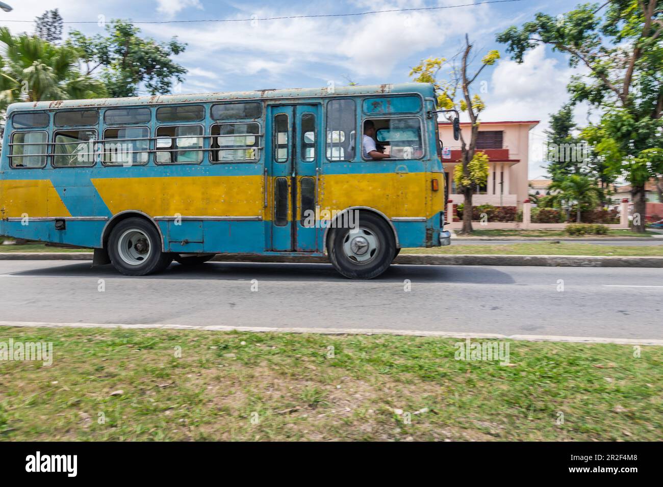 Yellow school bus in cuba hi-res stock photography and images - Alamy