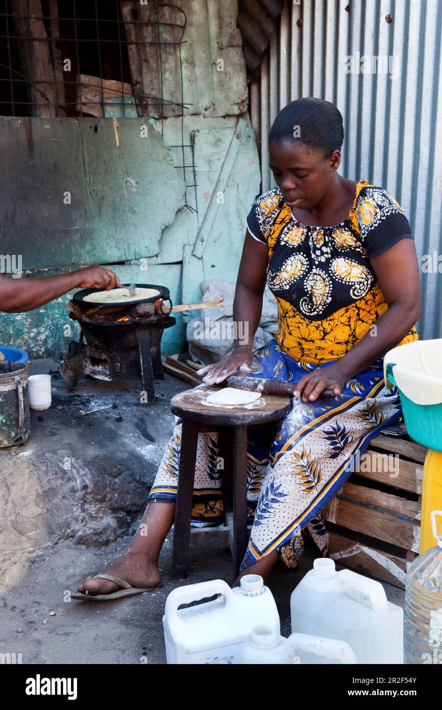 Kenyan woman cooking typical chapati, Watamu, Malindi, Kenya Stock ...