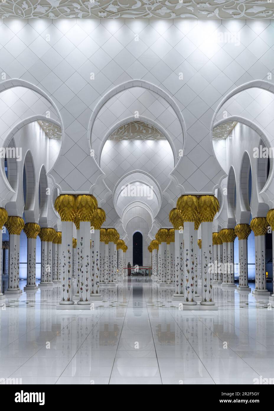 Beautiful columns with elaborate decorations in the Sheikh Zayed Mosque ...