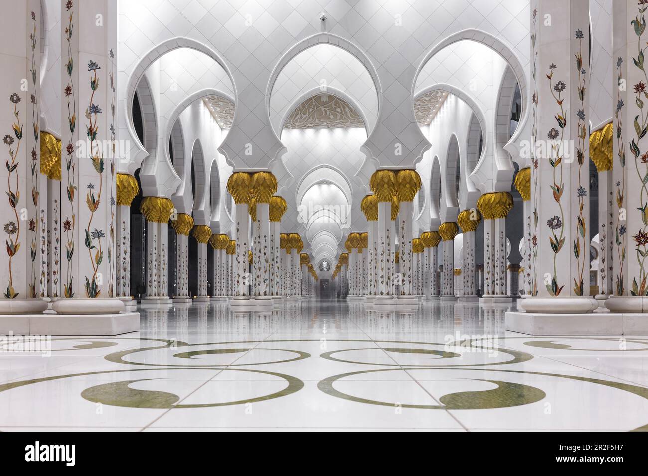 Beautiful columns with elaborate decorations in the Sheikh Zayed Mosque ...