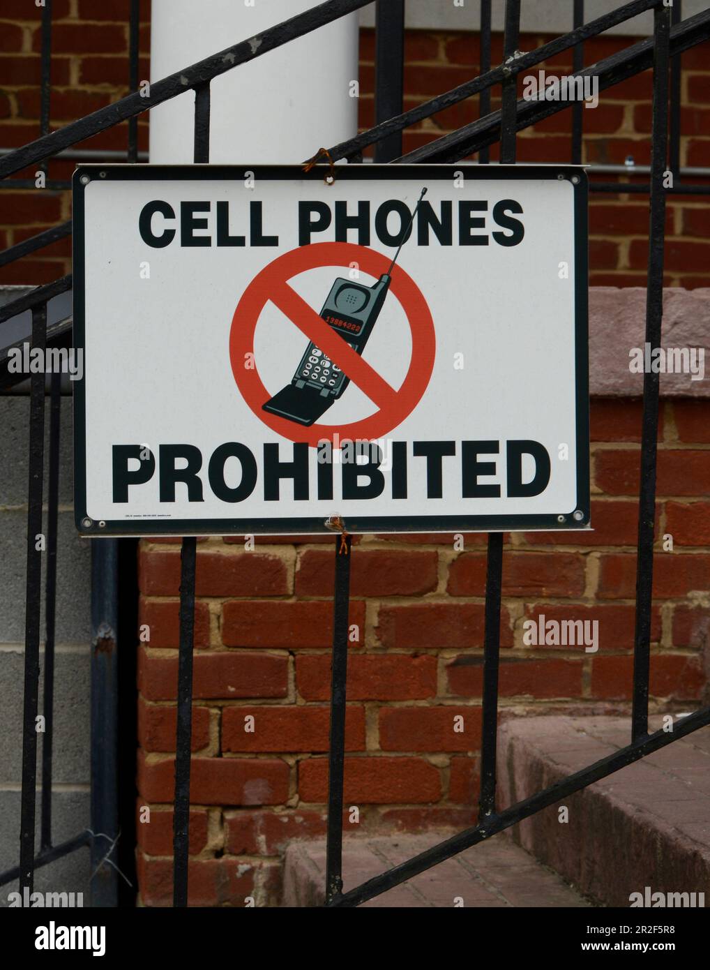 Signs banning cell phones posted at a county courthouse in Abingdon ...