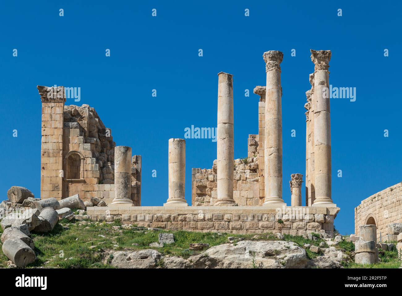Remains of a Roman temple in Jerash, Jordan Stock Photo - Alamy