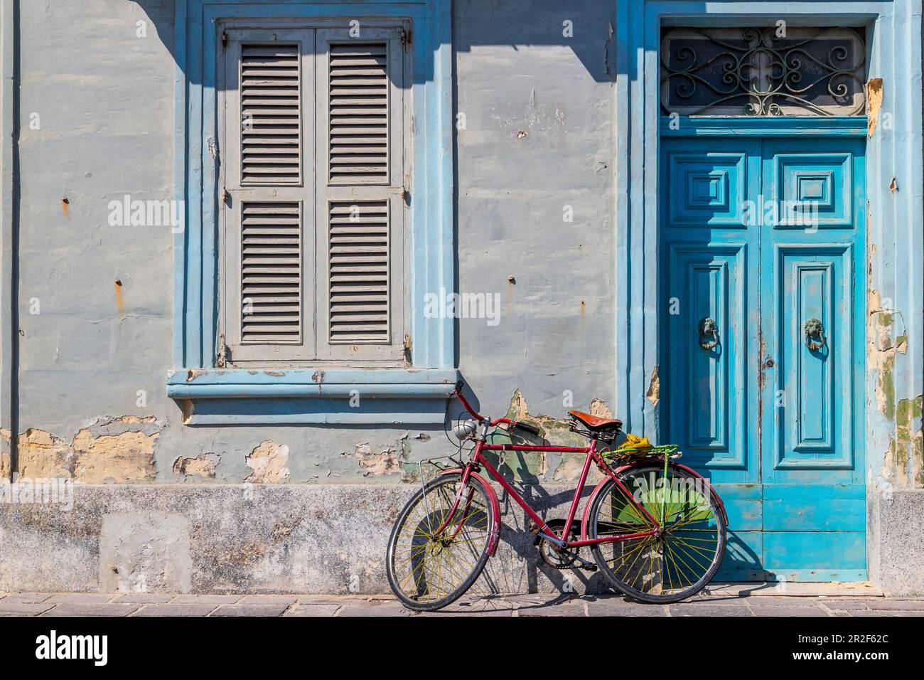 House leaned hi-res stock photography and images - Alamy