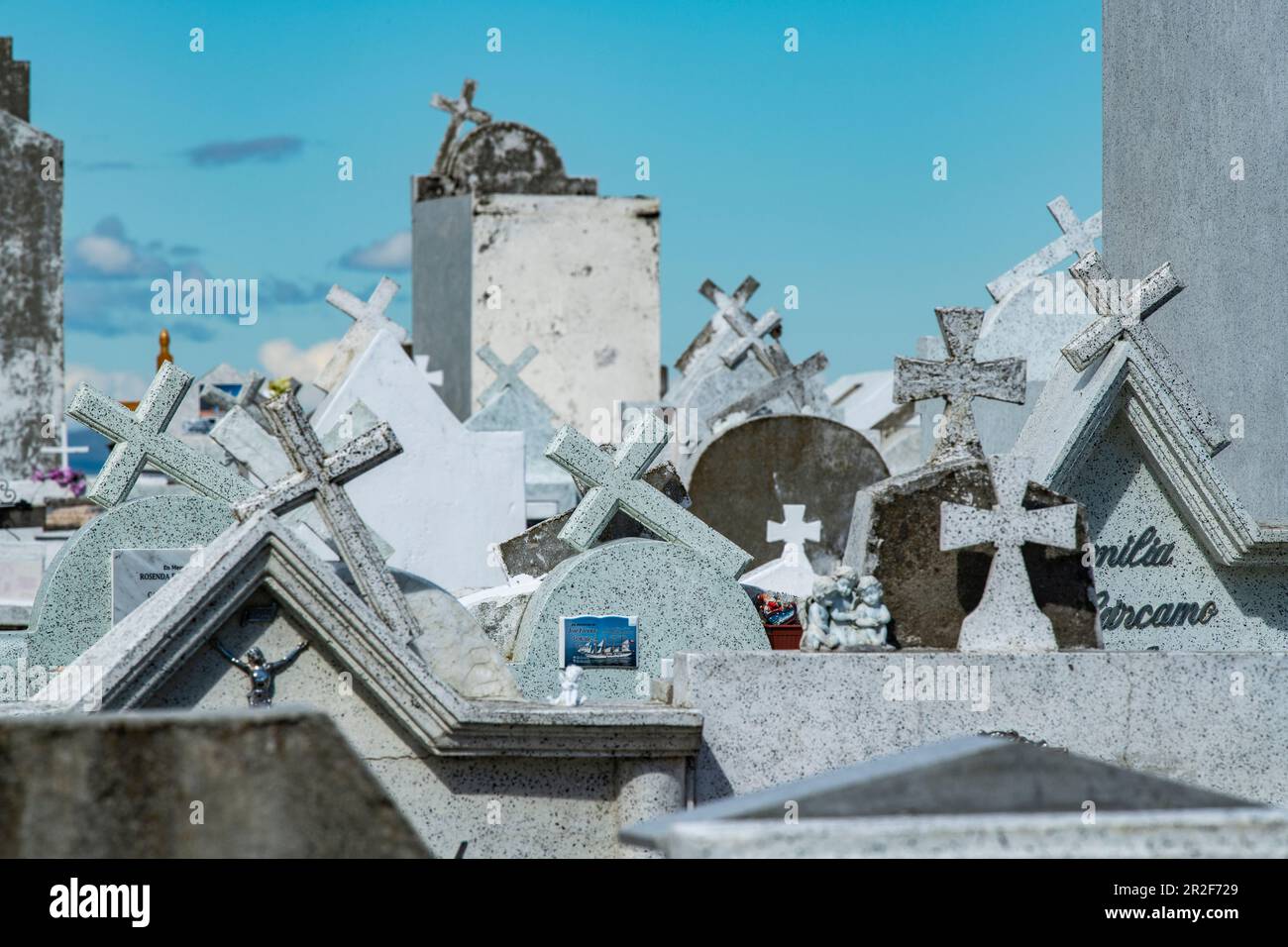 Crowded cemetery hi-res stock photography and images - Alamy