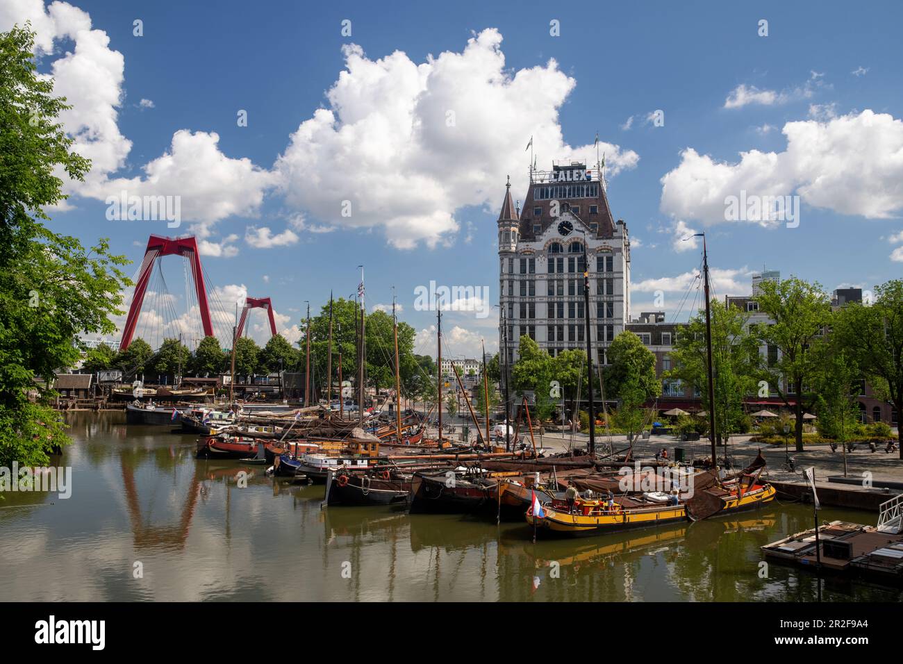 View of the old harbor 'Oudehaven', Willemsbrücke and the White House ...