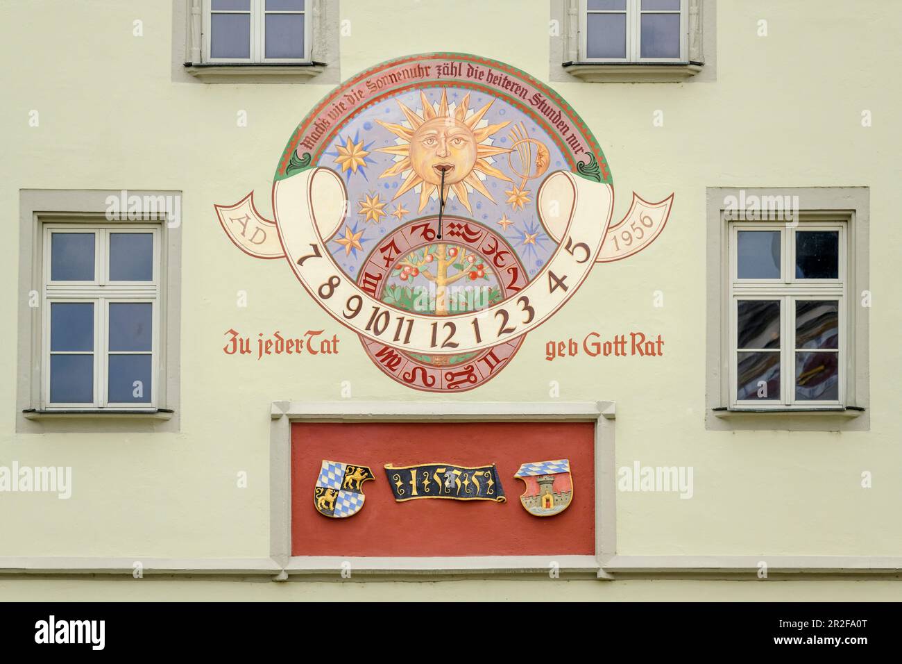 Sundial and motto on house in Deggendorf, Deggendorf, Danube Cycle Path ...