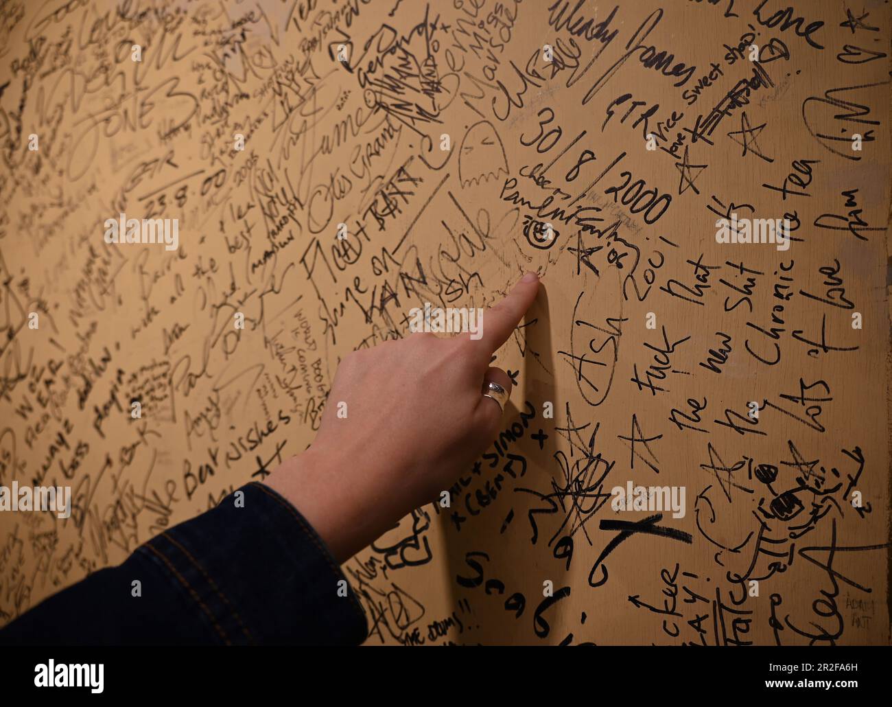 Rickenbacker guitar red hi-res stock photography and images - Alamy