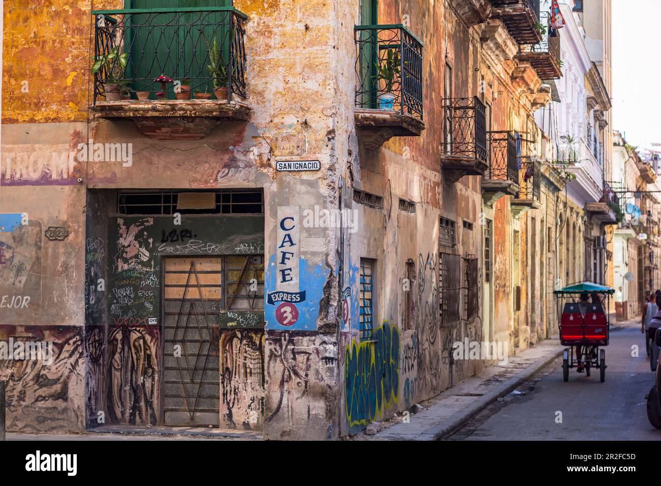 Alleyway with multicoloured house facades hi-res stock photography and ...