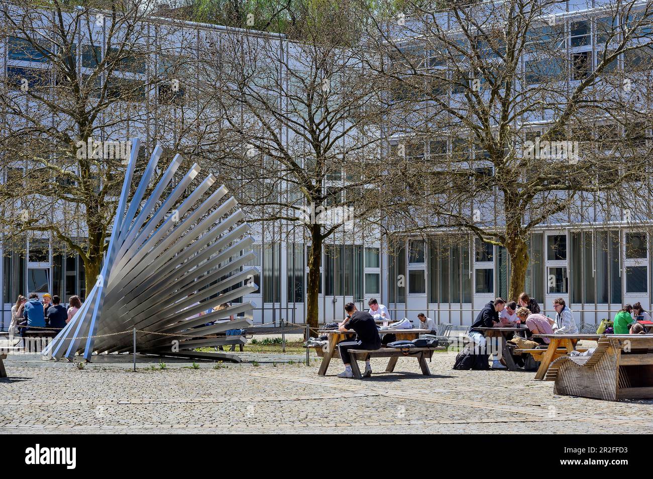 Work of art, art on the building and students during their lunch break, Kempten University of ...