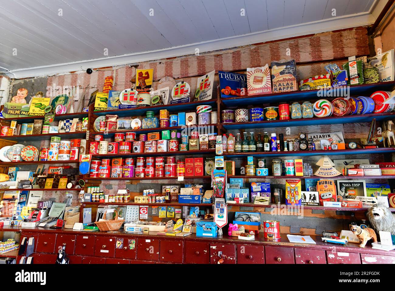 Antique shop interior hi-res stock photography and images - Alamy