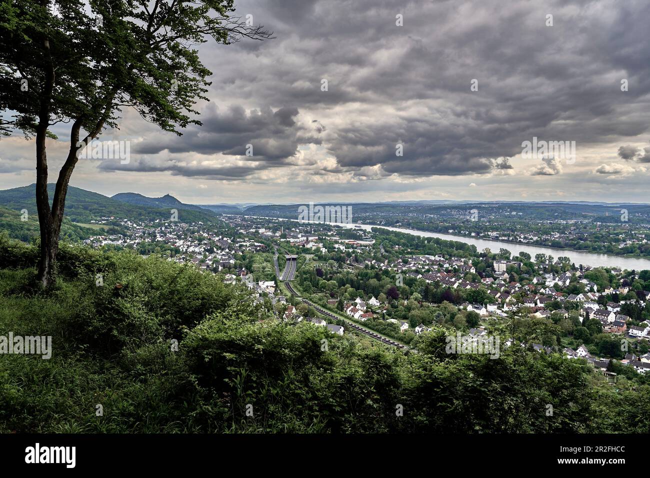 View from the "Oberkasseler Mensch" viewing platform over the Rhine ...