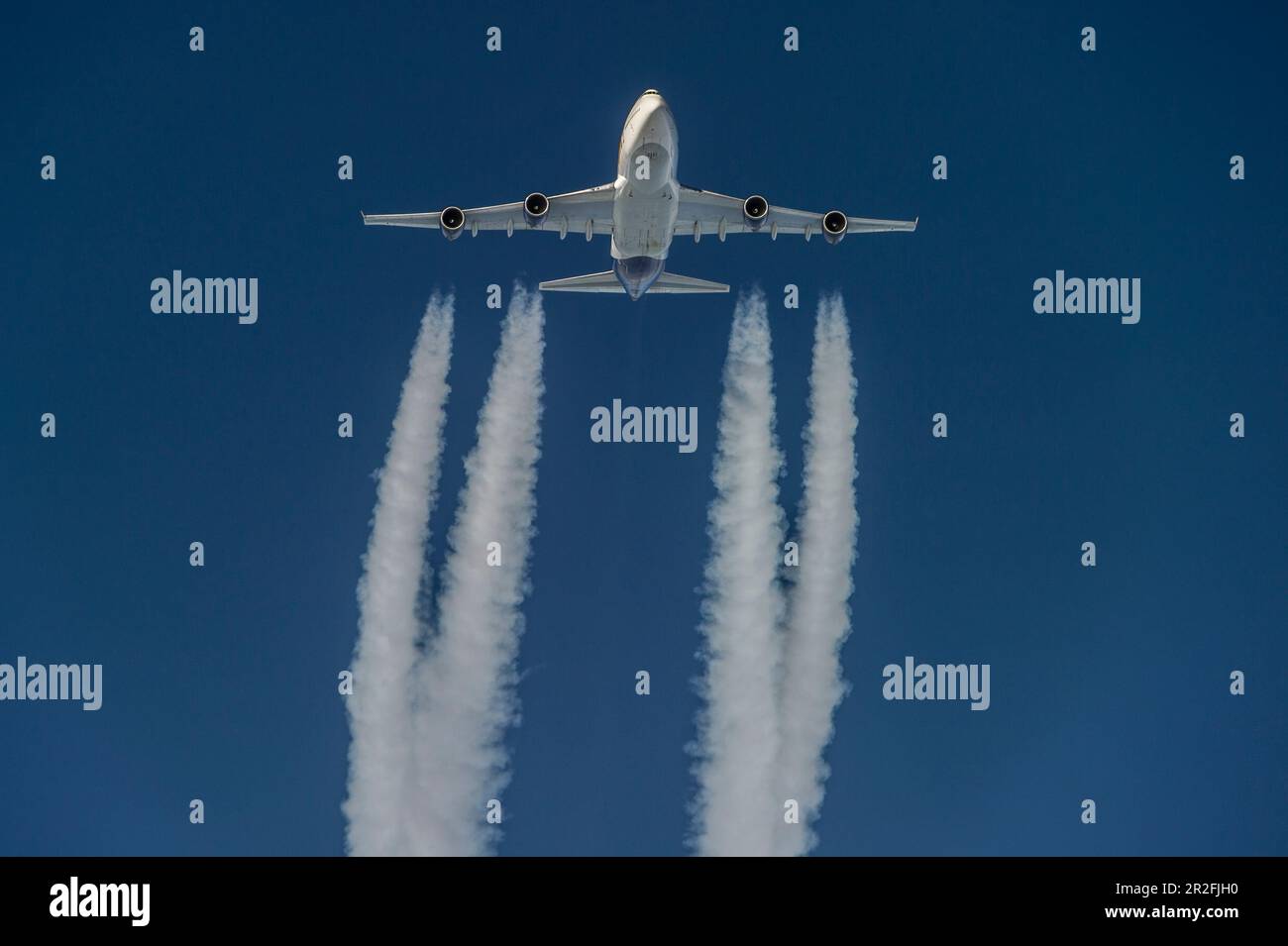 Boeing 747 with contrails Stock Photo - Alamy
