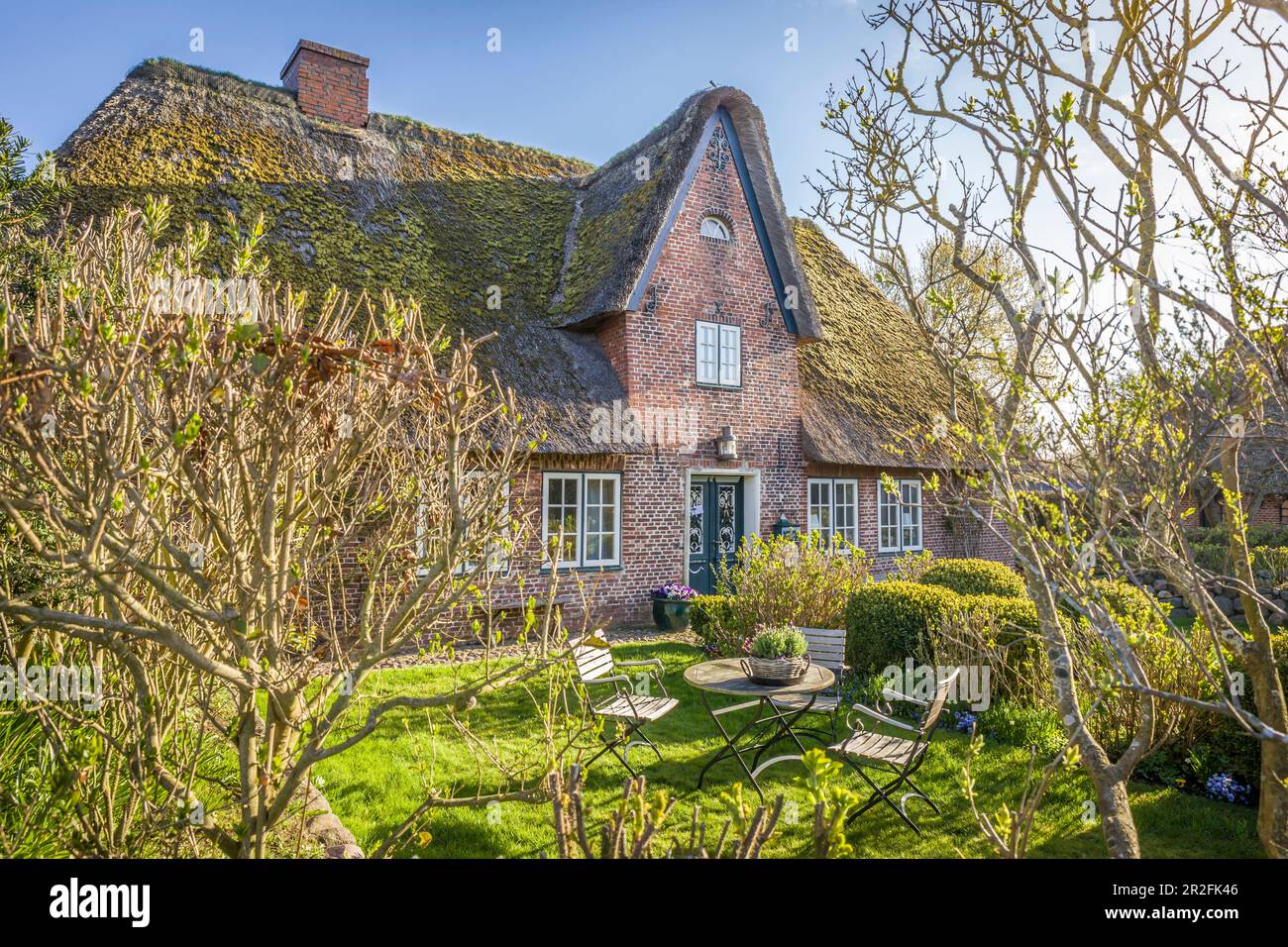 Historic thatched roof house in Tinnum, Sylt, Schleswig-Holstein ...