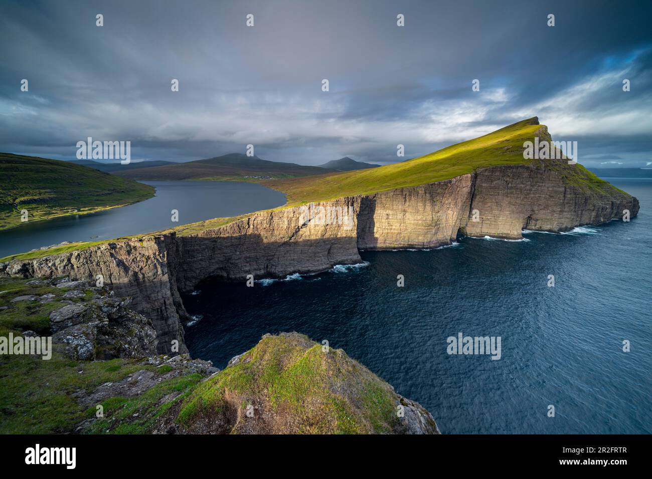 Rock formation at Leitisvatn, also called Sørvágsvatn, Vágar, Faroe ...