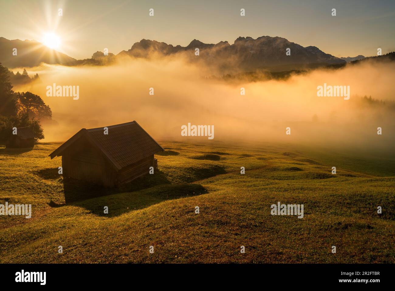October morning mist hi-res stock photography and images - Alamy