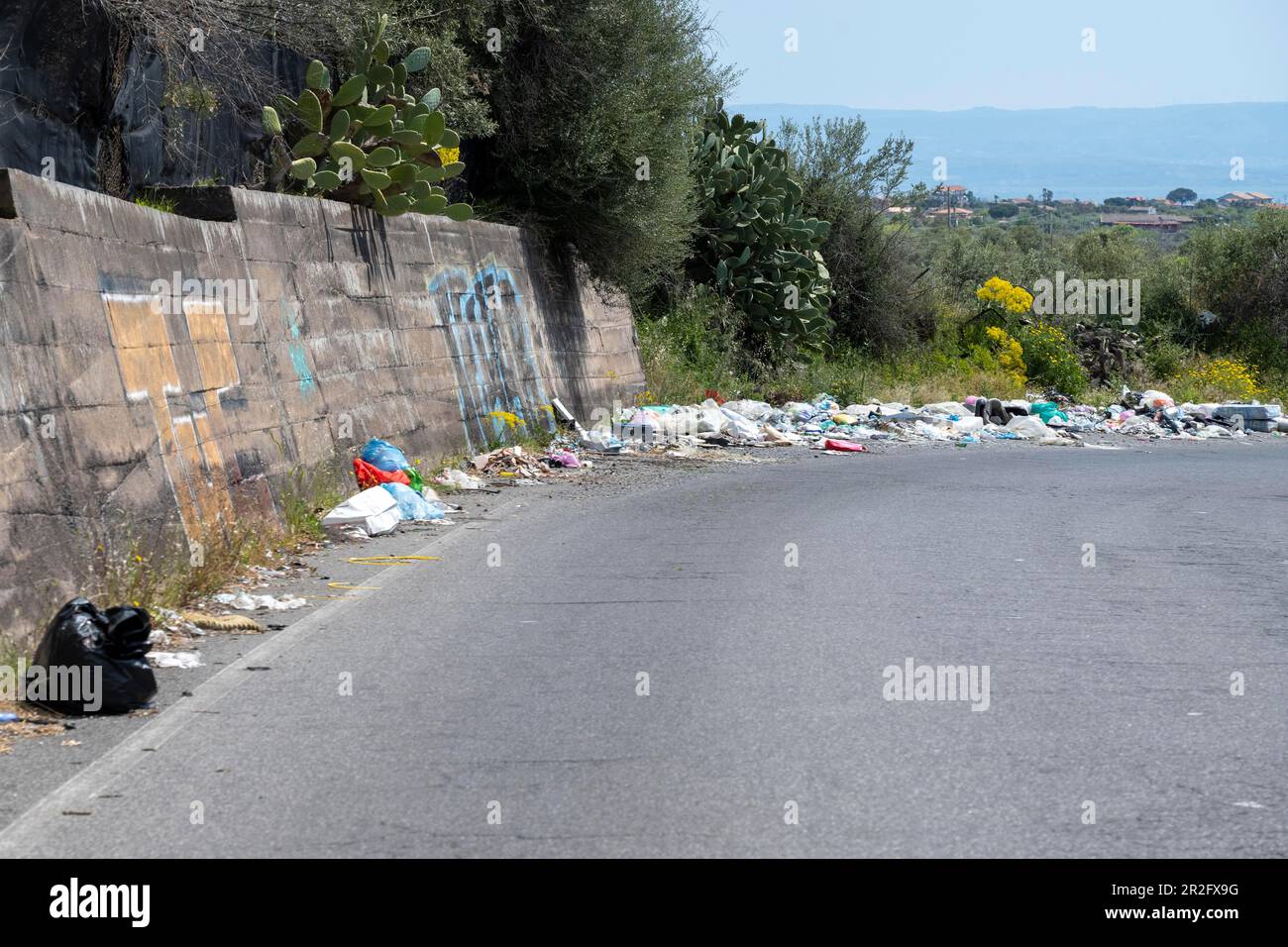 Litter on road hi-res stock photography and images - Alamy
