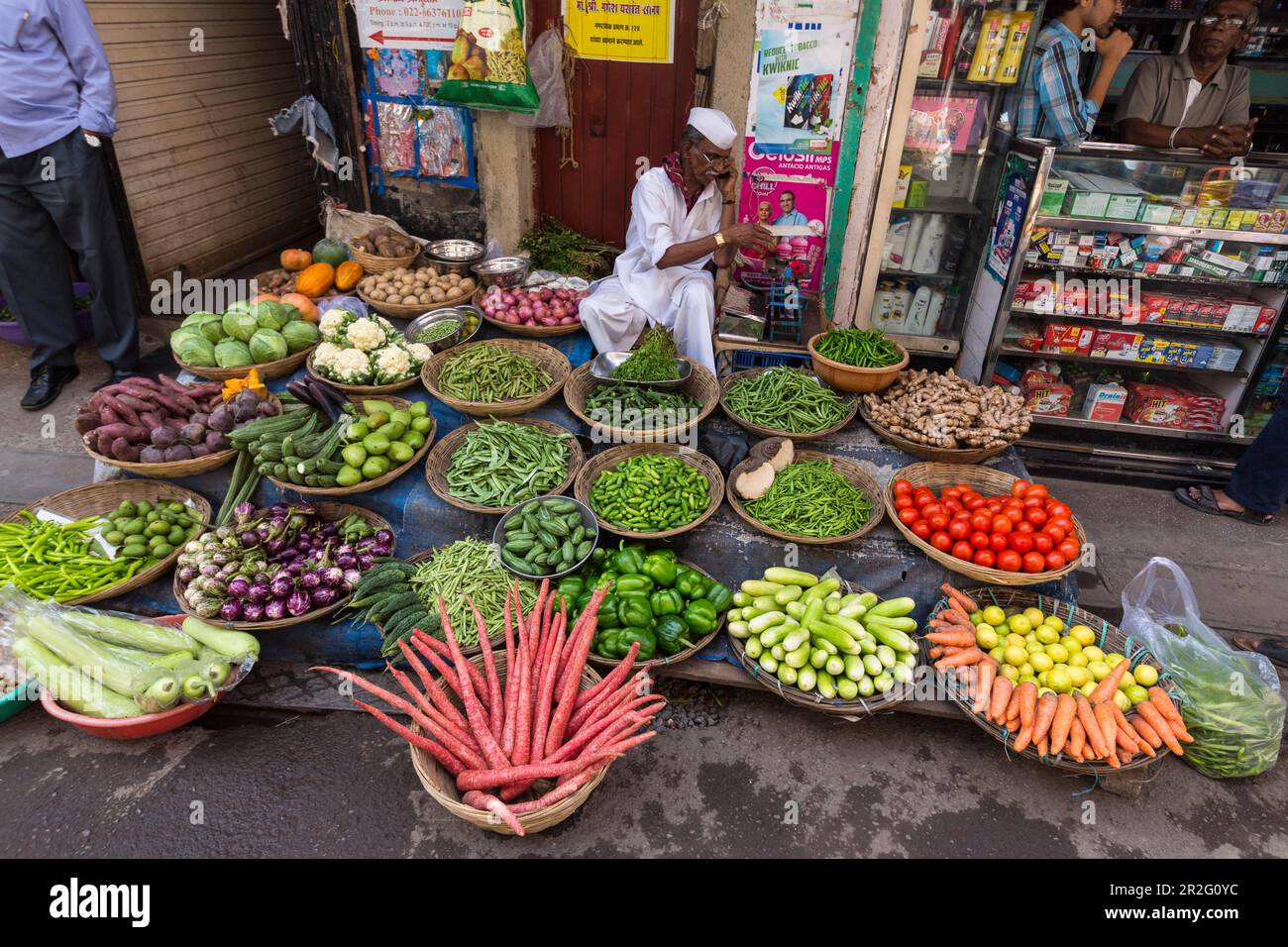 Vegetable vendors hi-res stock photography and images - Alamy