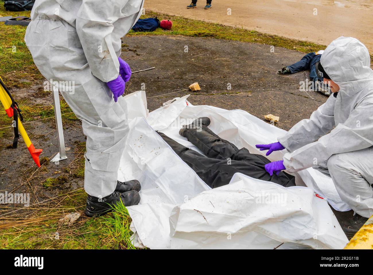 Securing evidence after a terrorist attack, symbol photo, BWTEX anti ... Securing evidence after a terrorist attack, symbol photo, BWTEX anti ...