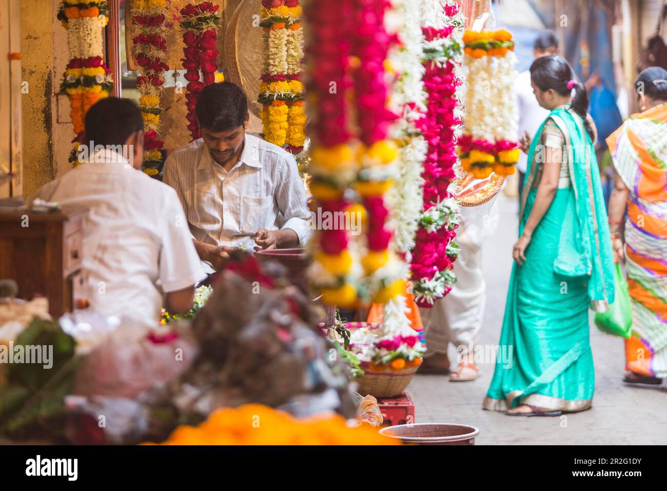 Mumbai street view hi-res stock photography and images - Alamy