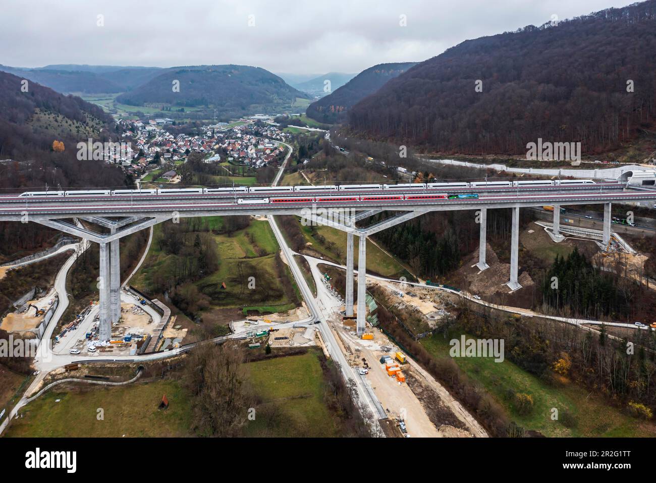 ICE and regional express IRE200 on the Filstal bridge, the third ...