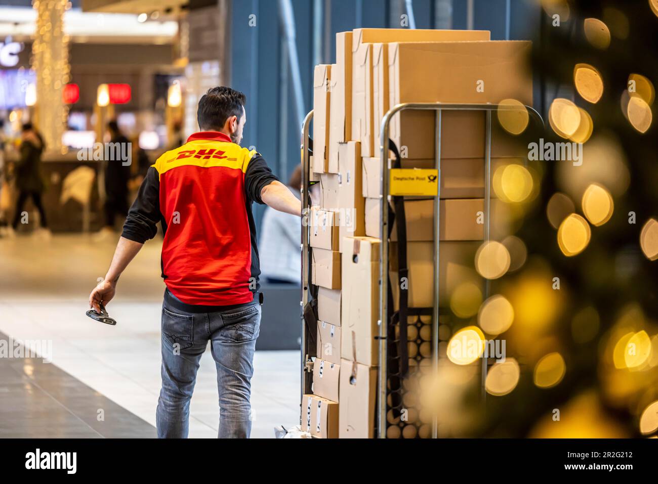 Parcels trolley hi-res stock photography and images - Alamy