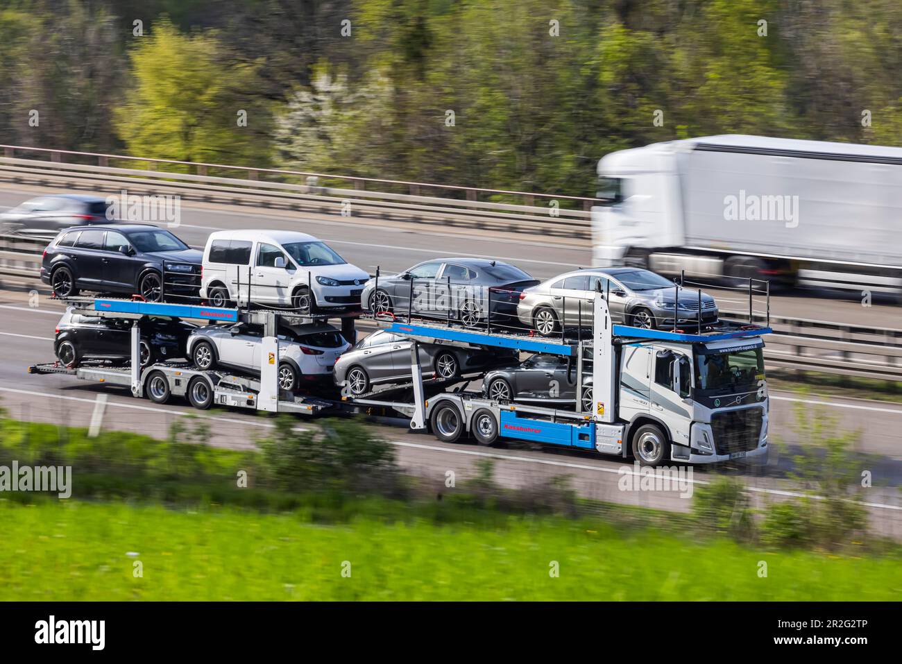 Car transporter with new VW cars, Weilheim an der Teck, Baden ...