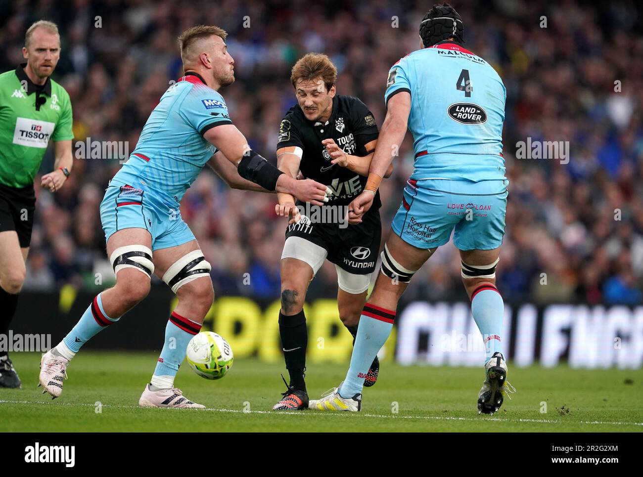 Toulon's Baptiste Serin breaks through the Glasgow Warriors defence on ...