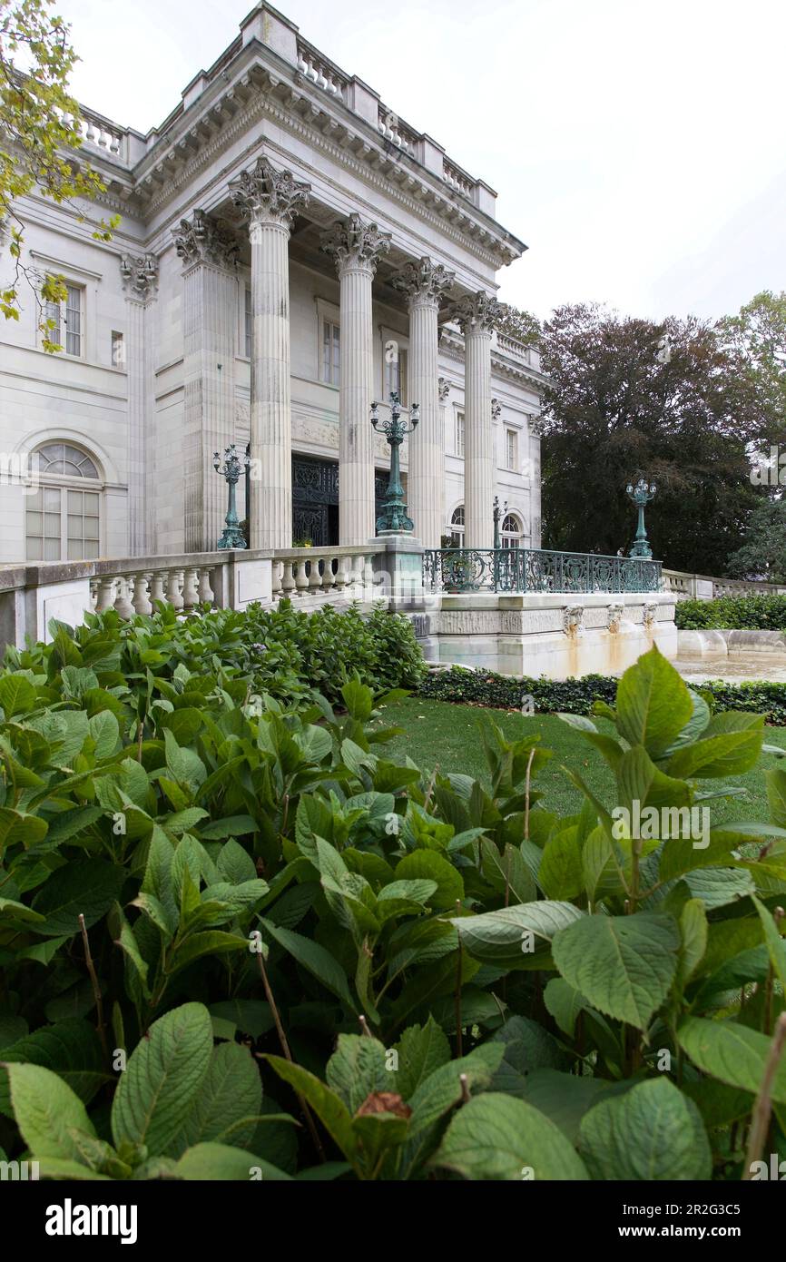 Newport rhode island mansion flower hi-res stock photography and images ...