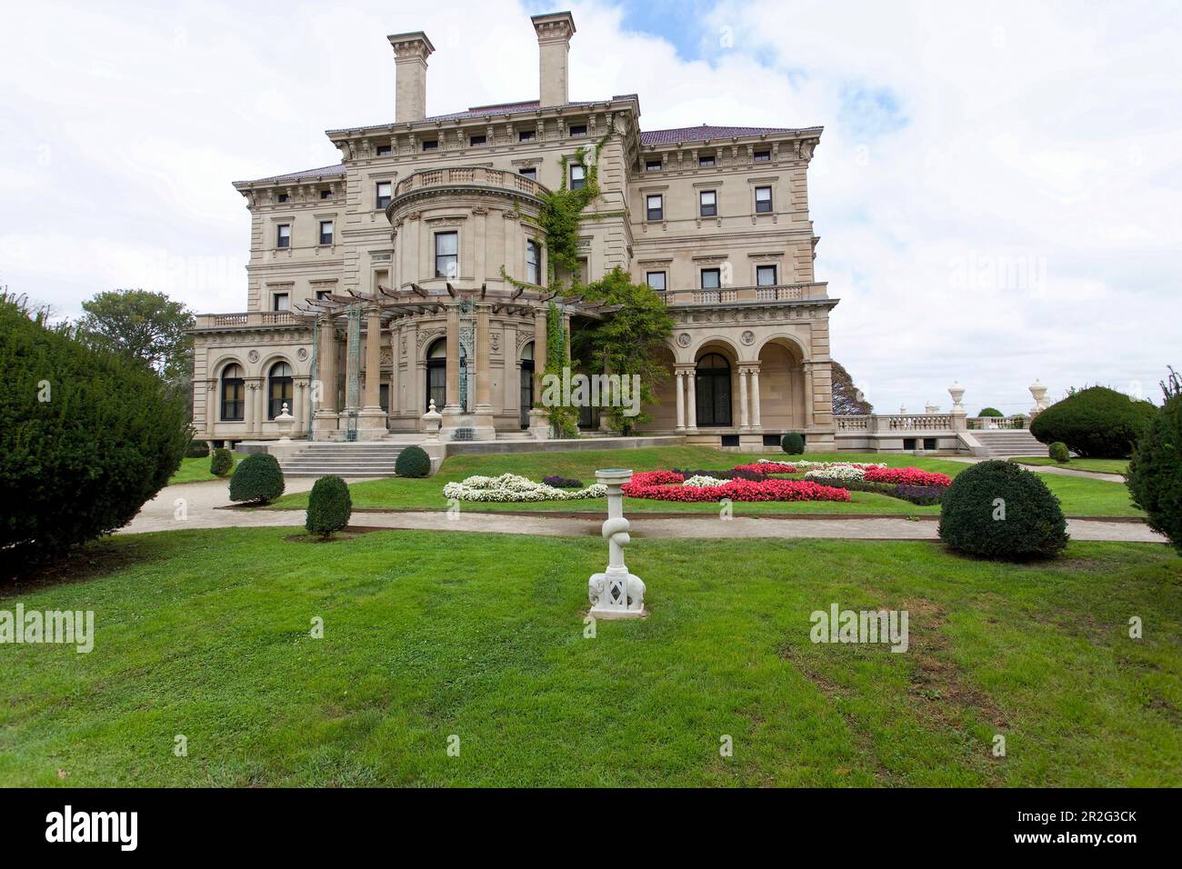 Newport rhode island mansion flower hi-res stock photography and images ...