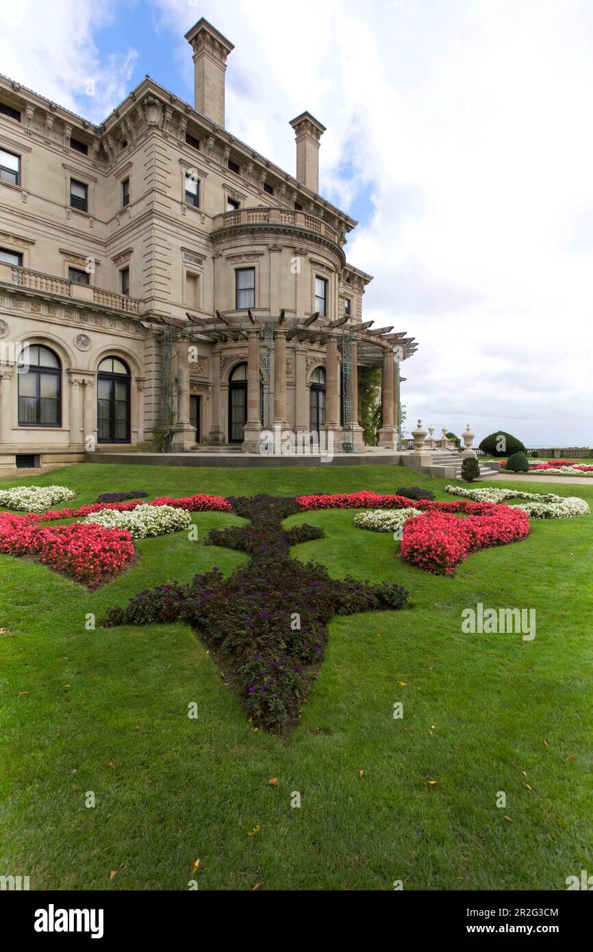 Newport rhode island mansion flower hi-res stock photography and images ...