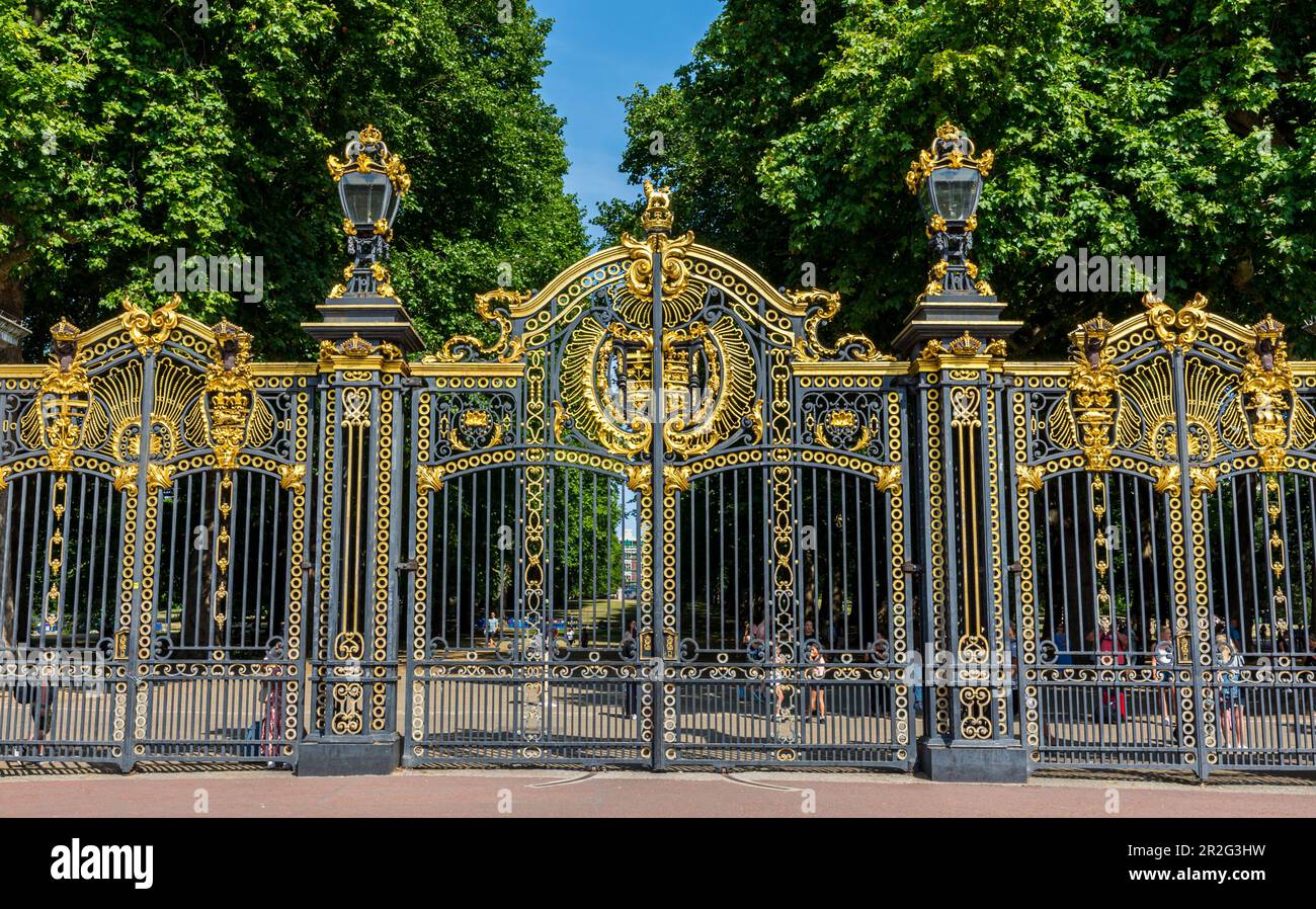 Royal clock buckingham palace hi-res stock photography and images - Alamy