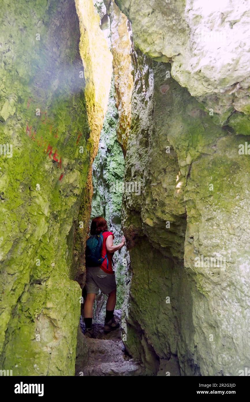Wandern bei Streitberg im Wisenttal, Person, Felsen, Schlucht, Enge ...
