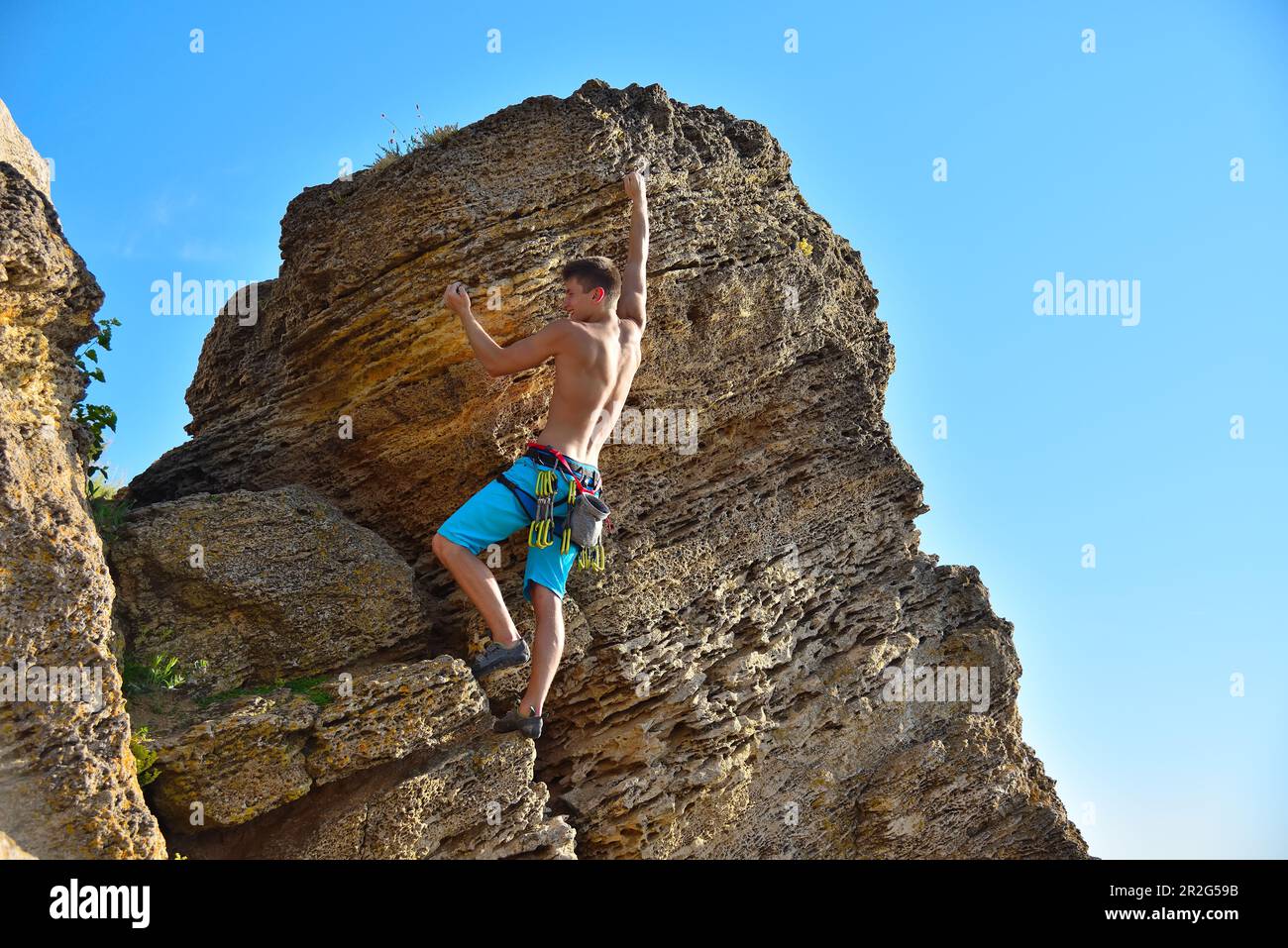 Male rock climber climbs up hi-res stock photography and images - Alamy