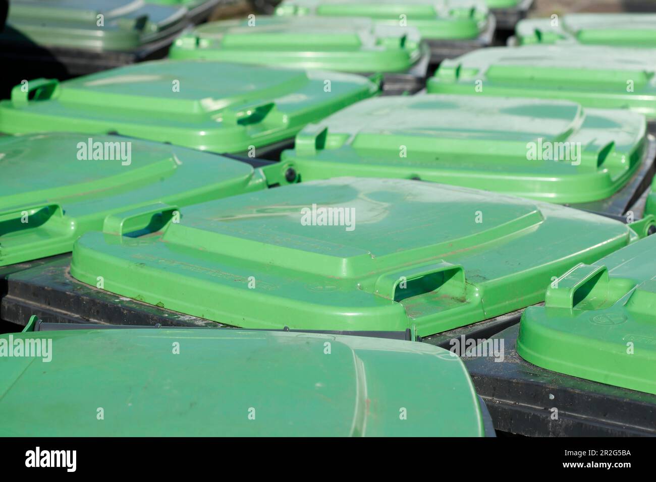 Bins with lids hi-res stock photography and images - Alamy