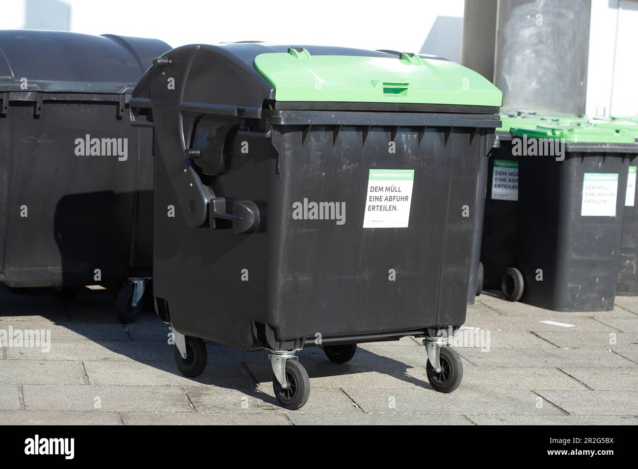 Green bins hi-res stock photography and images - Alamy