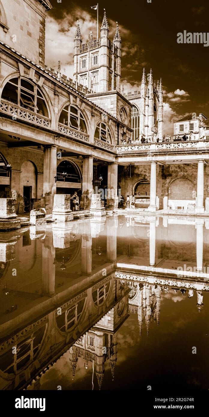 The Roman Baths with Bath Abbey Reflection in the Sacred Springs Pool ...