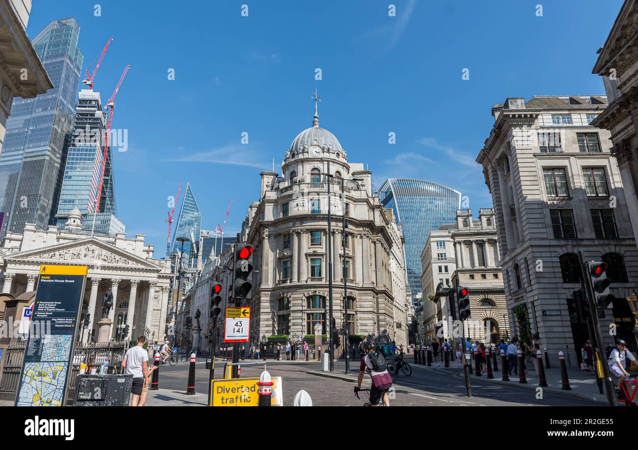 Bank london england statues hi-res stock photography and images - Alamy
