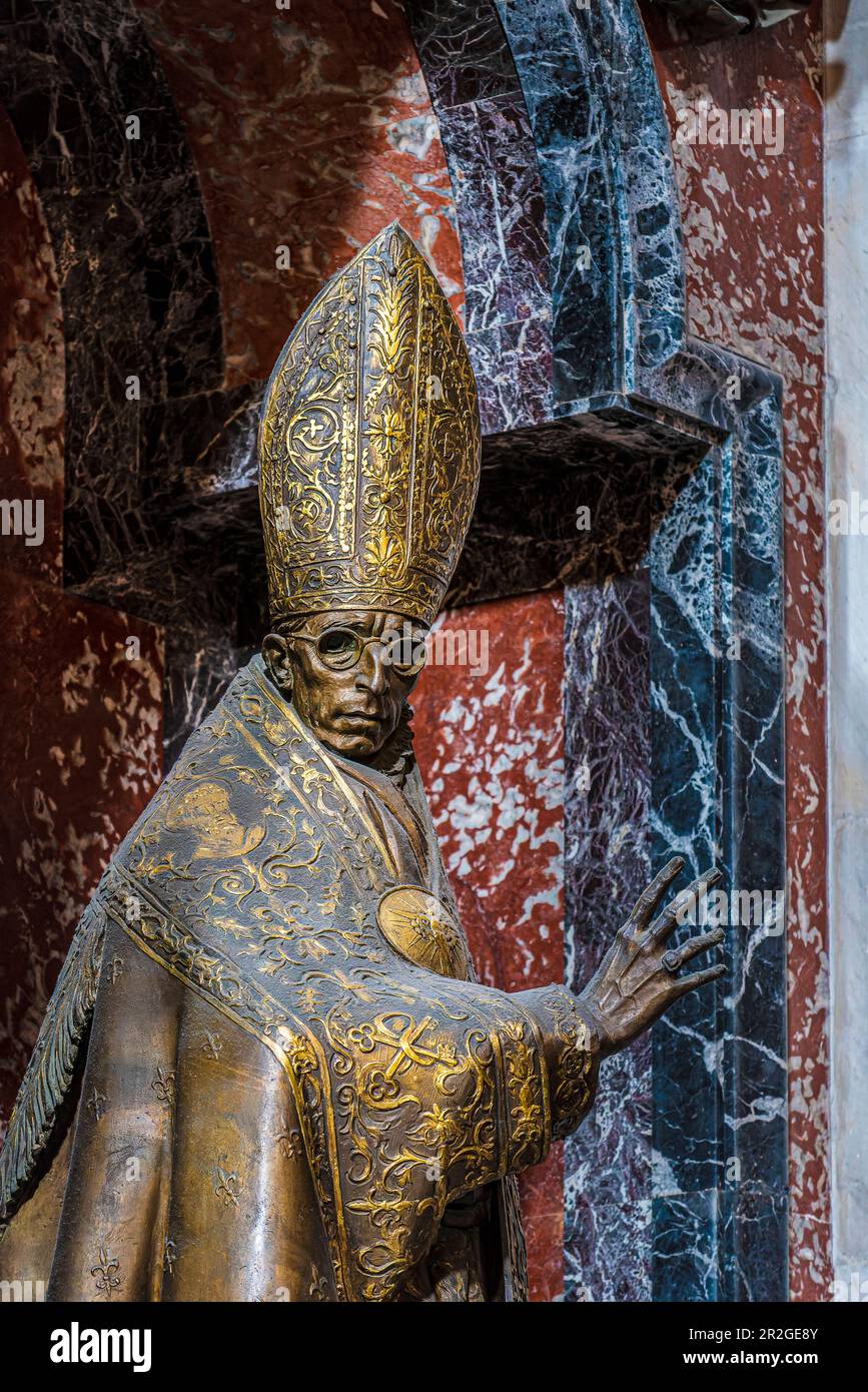 Sculptures statues inside st peters basilica hi-res stock photography ...
