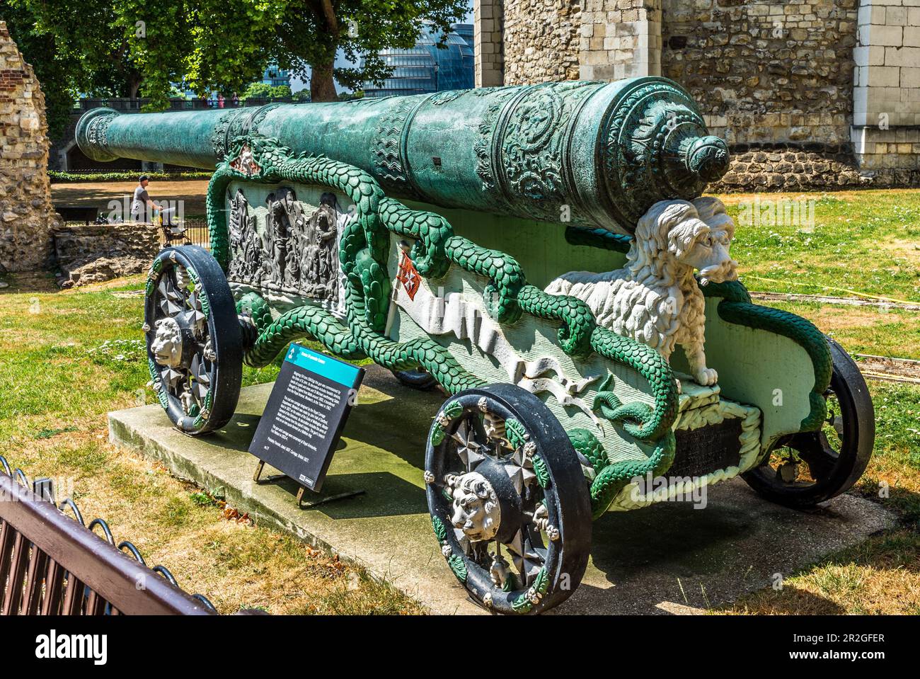 The Tower of London White Tower Decorative Bronze Cannon in London ...