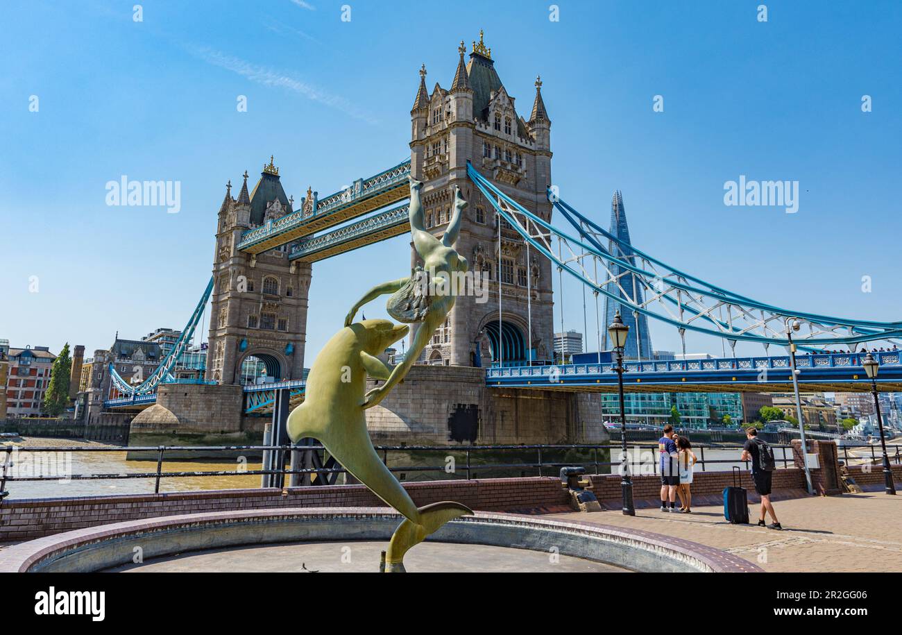 London tower bridge blue sky dolphin hi-res stock photography and ...