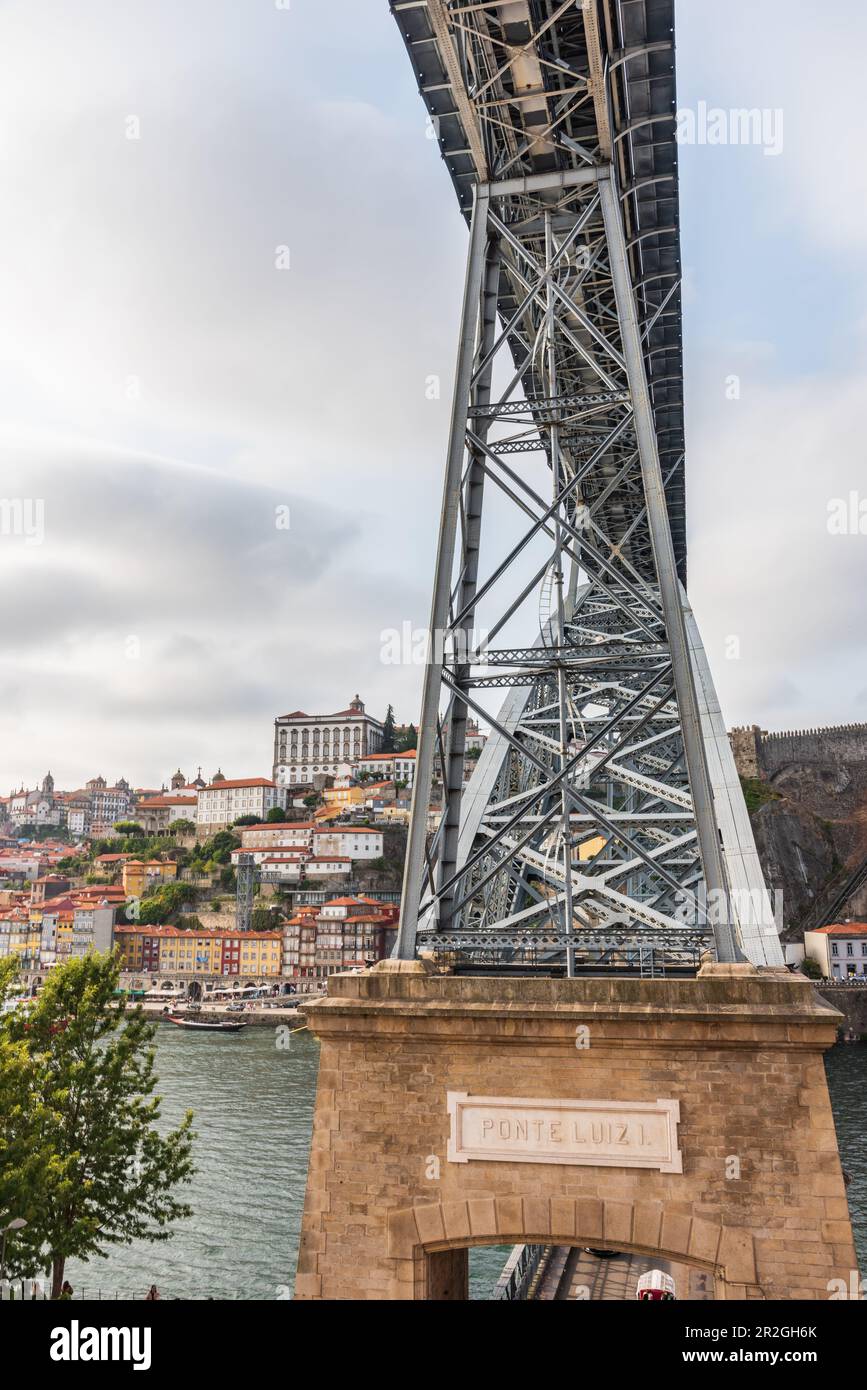 Dom Luís I truss arch bridge over Douro river and historic old town in ...