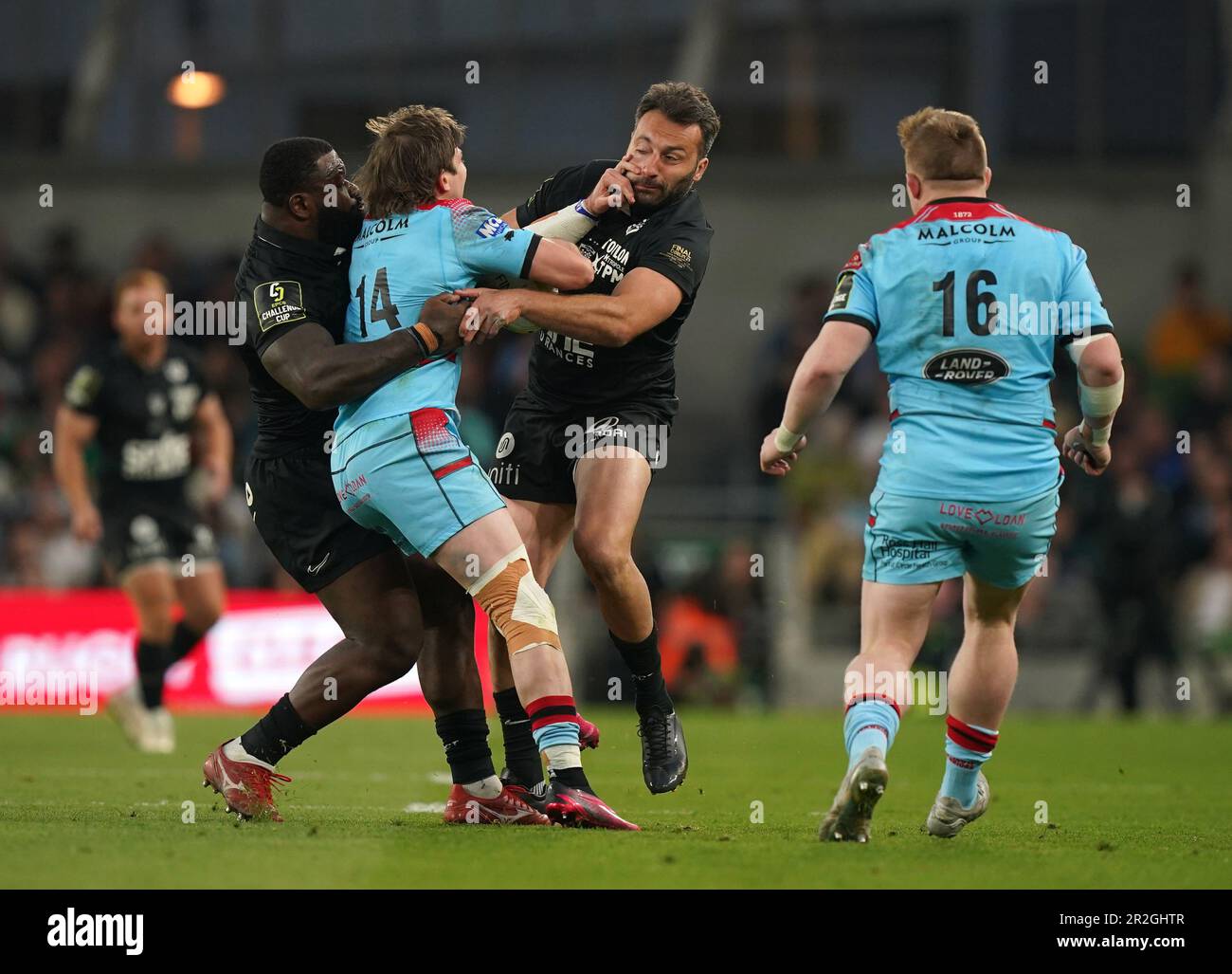 Glasgow Warriors' Sebastian Cancelliere (centre) and RC Toulon's Dany ...