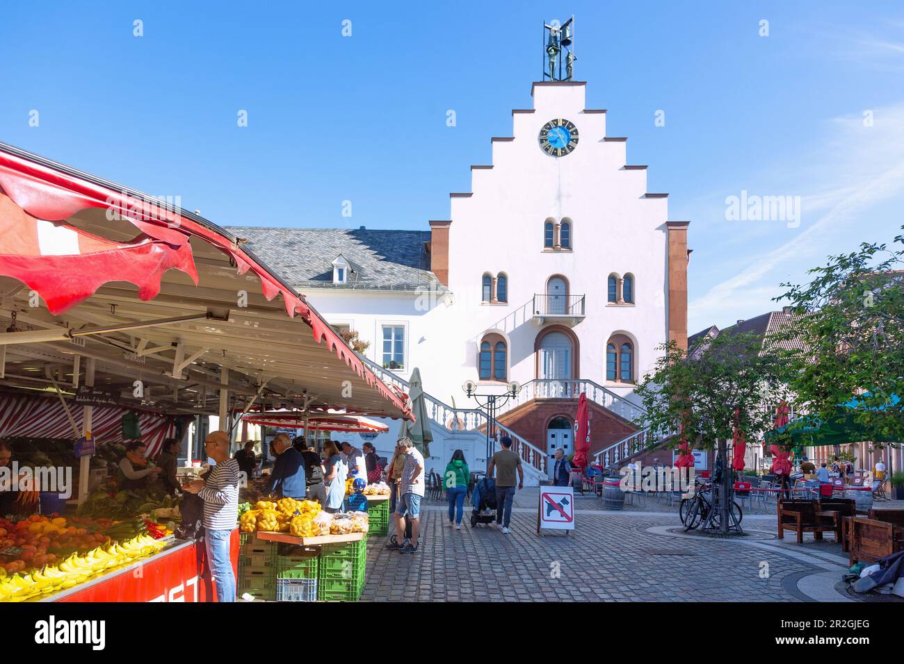 Rathausplatz with a view of the Altes Kaufhaus cultural center in ...