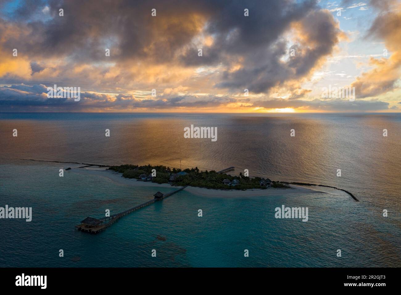 Resort island at sunset, North Ari Atoll, Indian Ocean, Maldives Stock ...