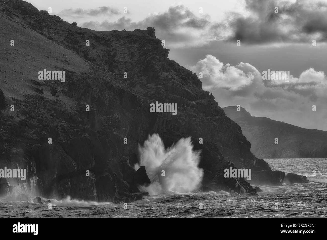 Wave breaks on cliffs. Graigue, Dunulin, County Kerry, Ireland Stock ...