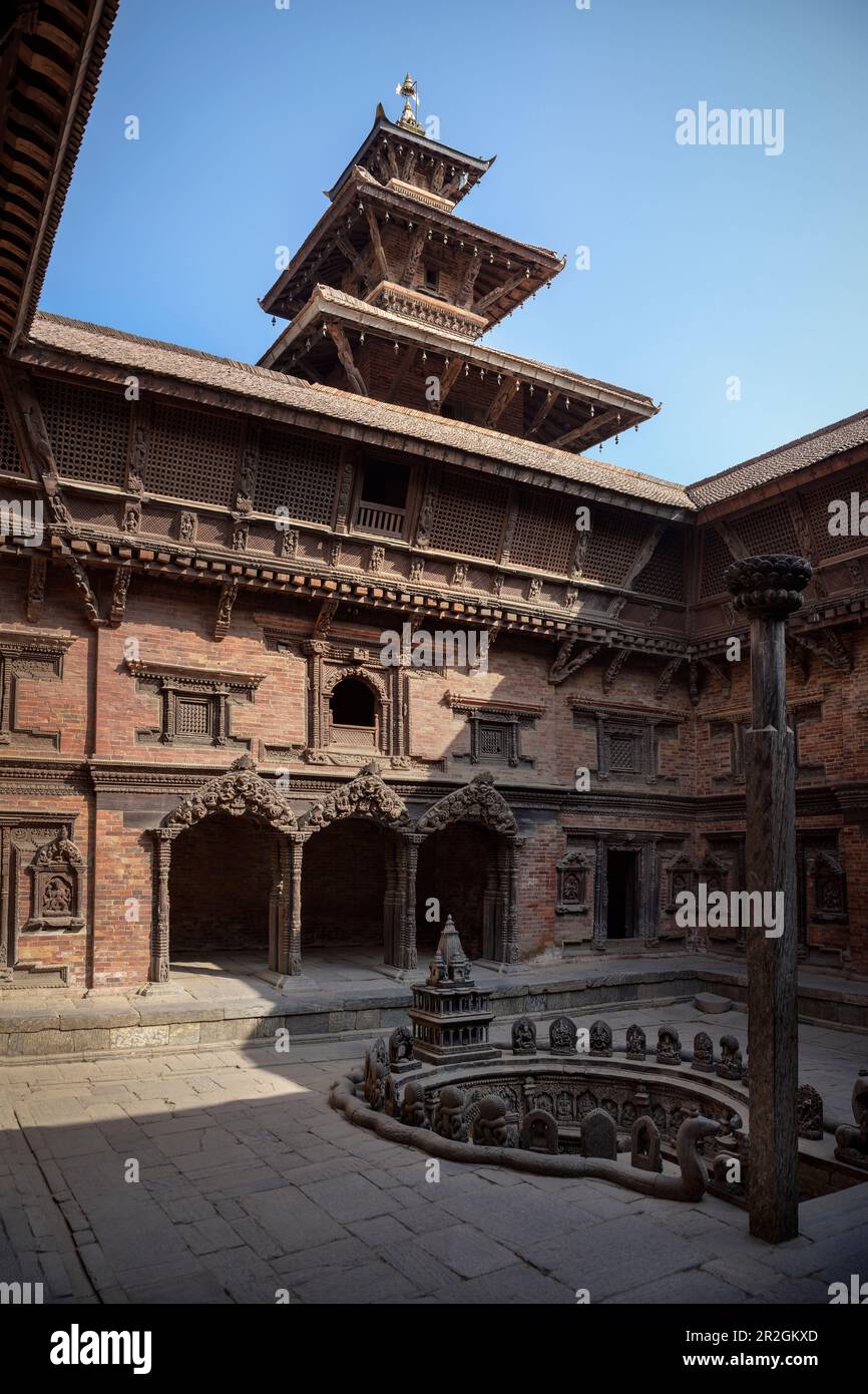 Inner courtyard with ritual pool at Taleju Temple (Patan Museum ...